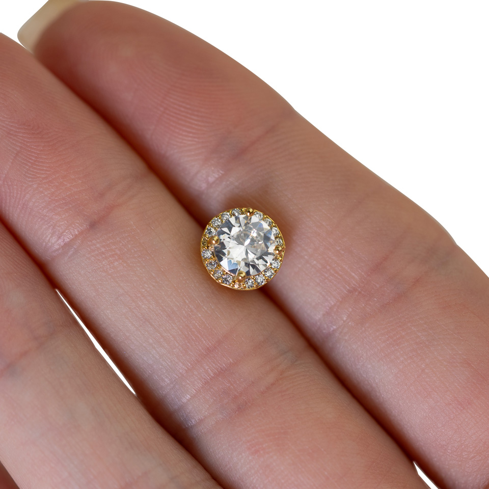 Eye-catching dermal top with a large central stone